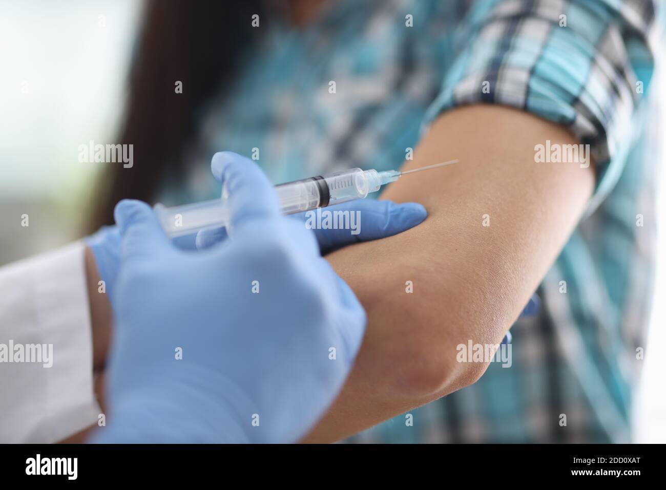 Doctor injects the patient in the shoulder Stock Photo - Alamy