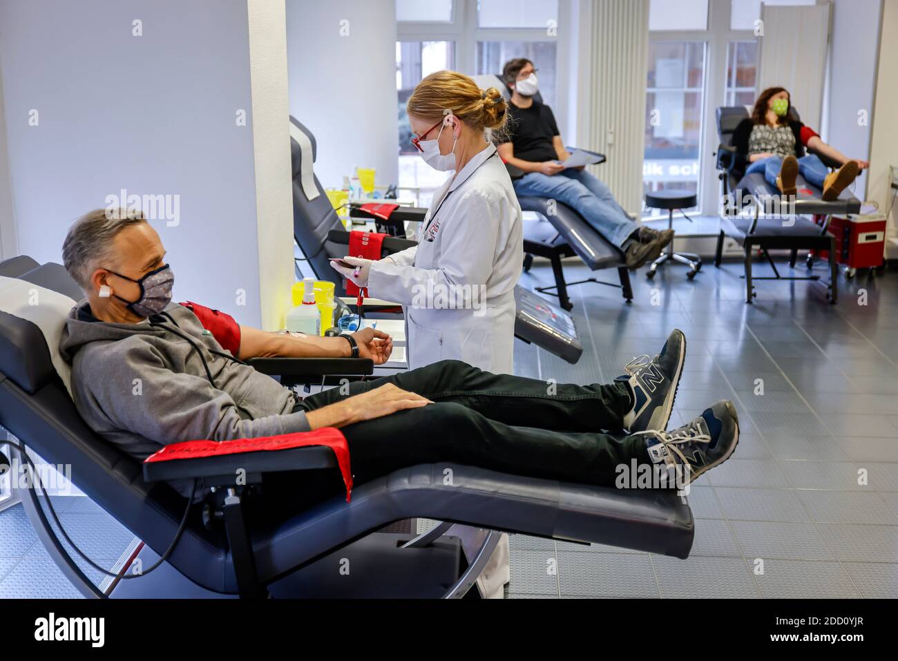Blood donors hi-res stock photography and images - Alamy