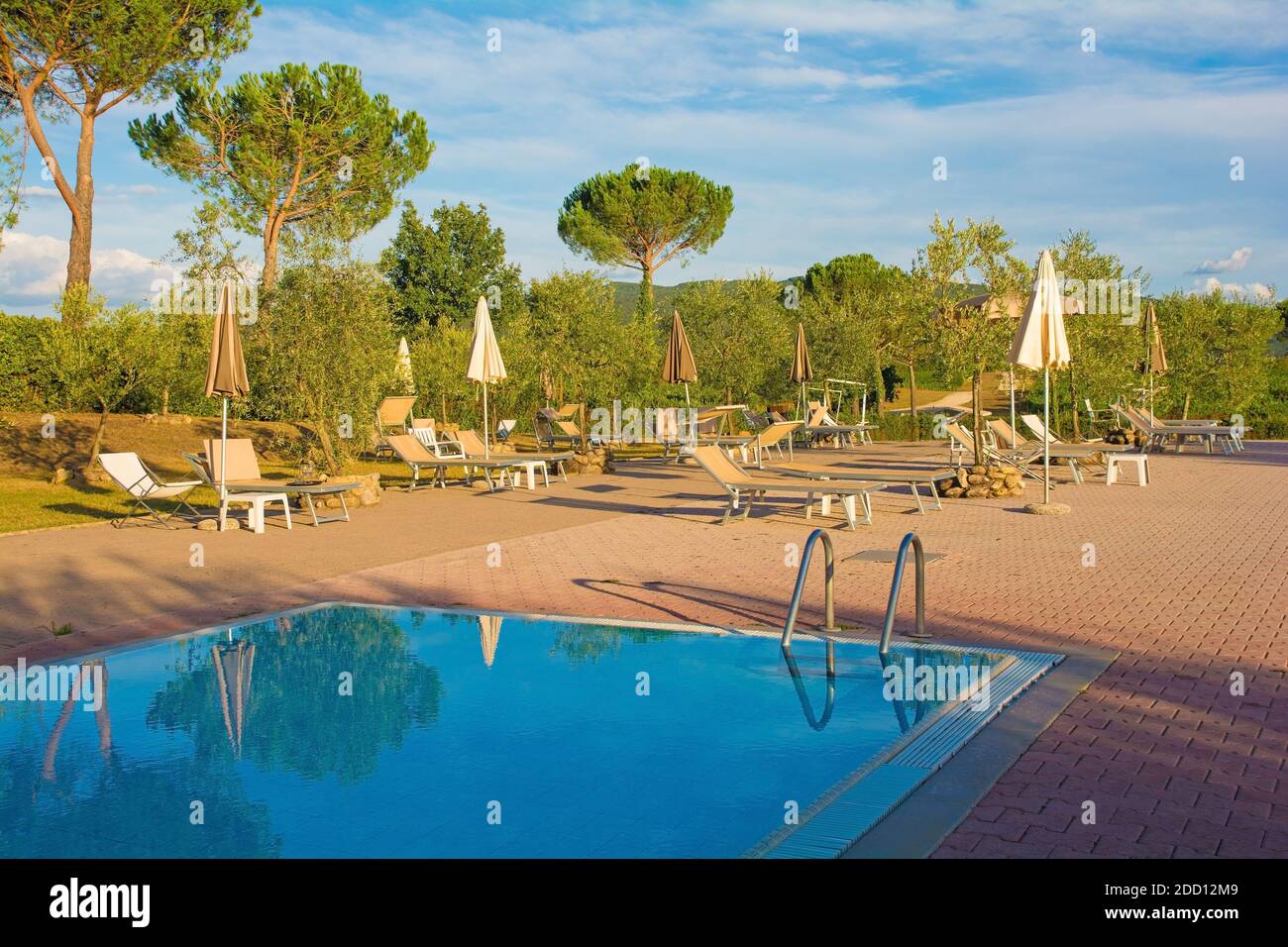 Empty hotel swimming pool hi-res stock photography and images - Alamy