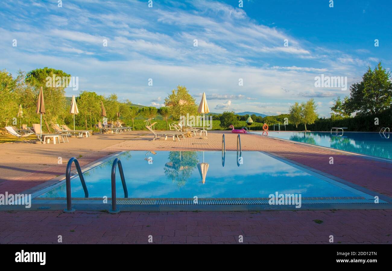 Empty hotel swimming pool hi-res stock photography and images - Alamy