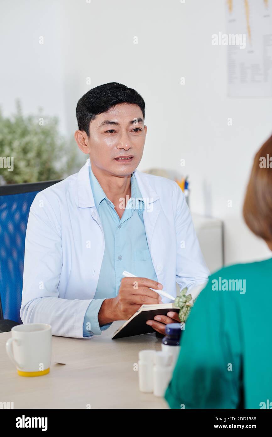 Chief physician talking to colleague Stock Photo - Alamy