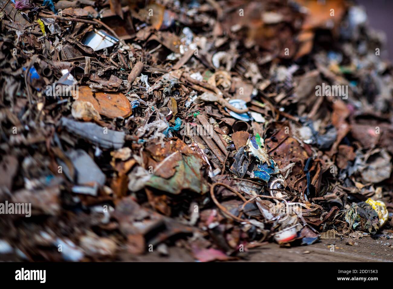 Close-up of pile of dusty metal garbage Stock Photo - Alamy