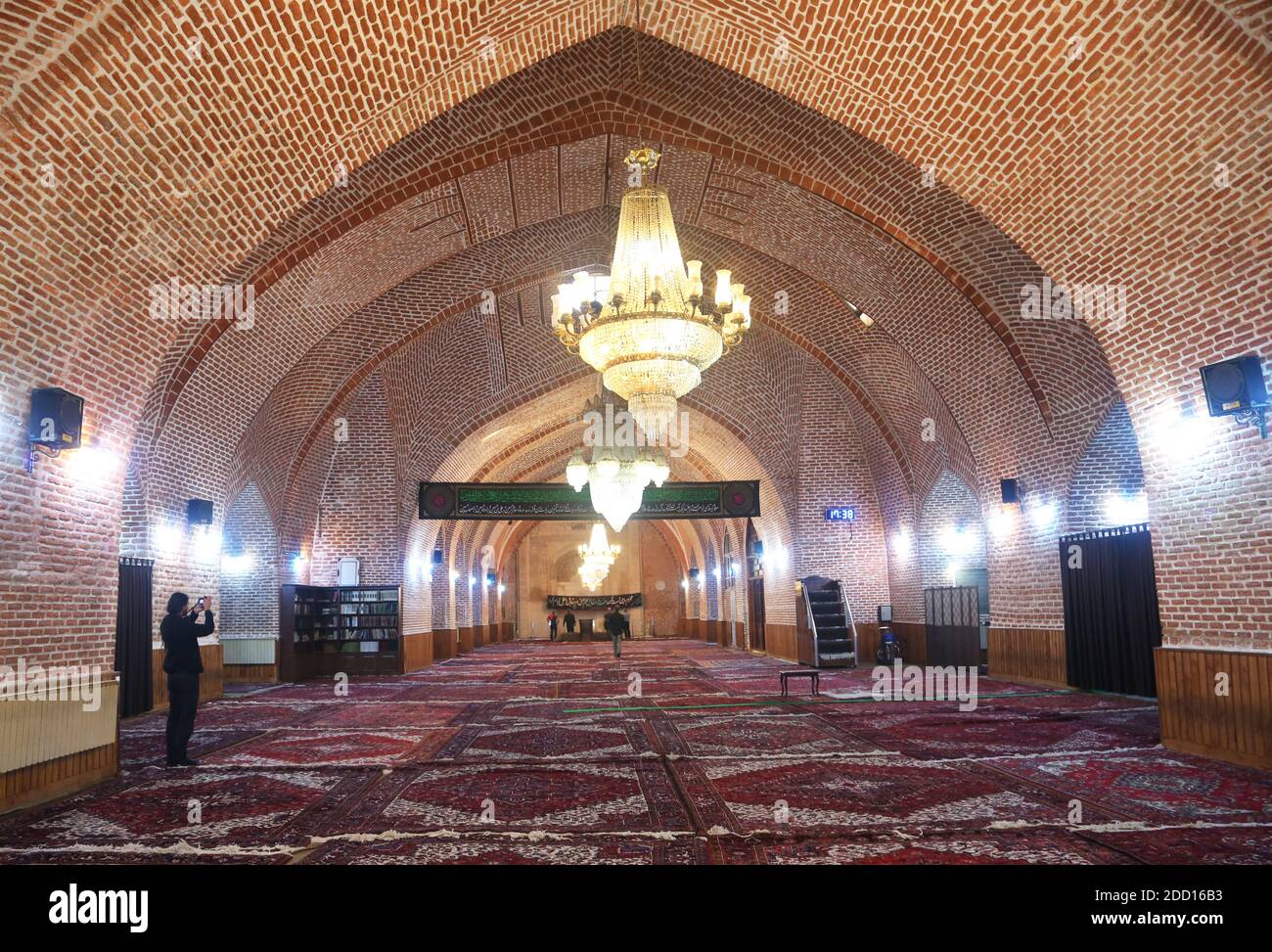 Famous ‘Jame Mosque’ inside (The Great Mosque or Jameh Mosque) in ...