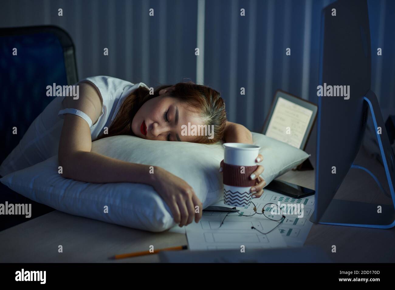 Asleep office desk hi-res stock photography and images - Alamy