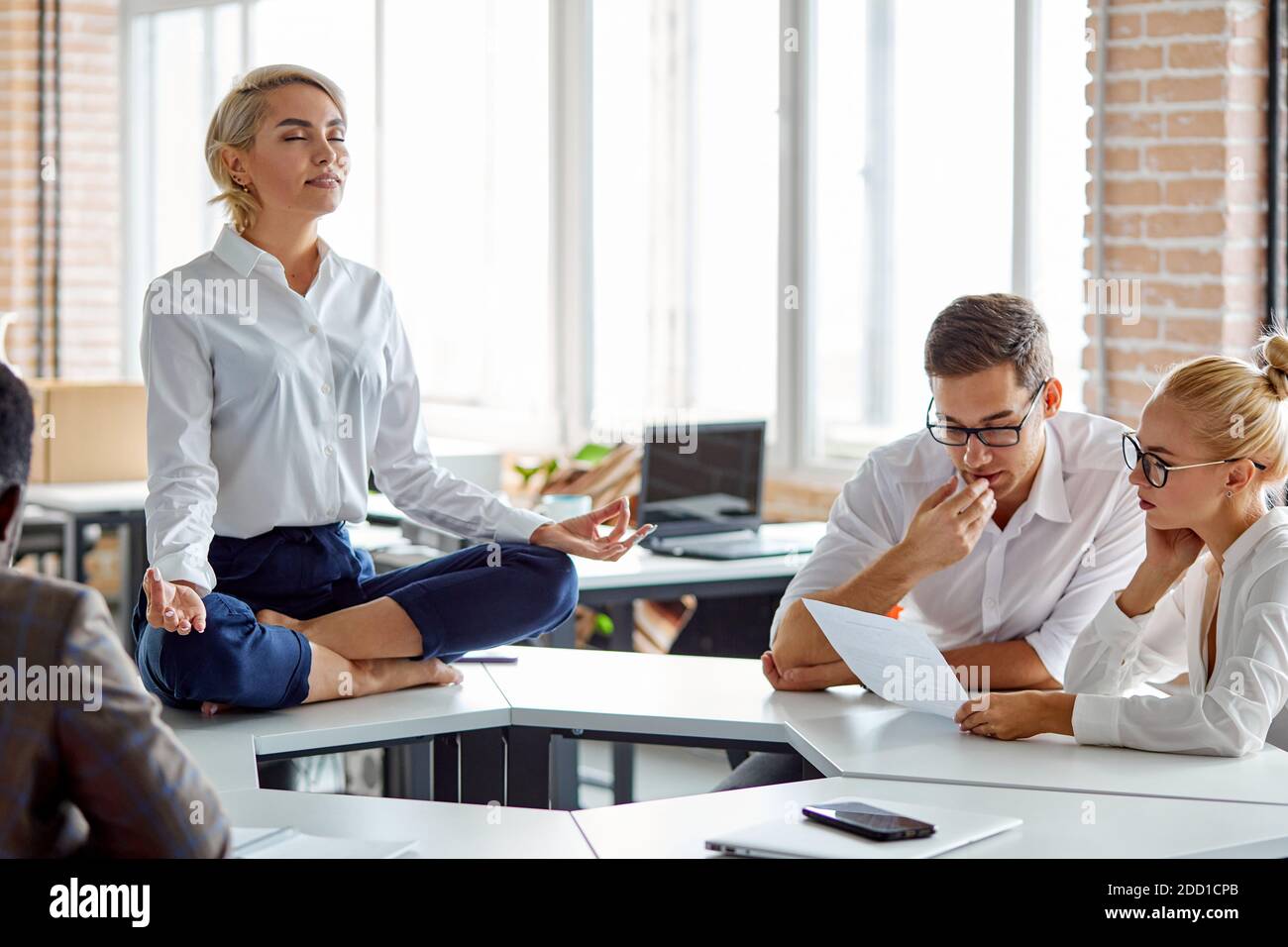 Pose table hi-res stock photography and images - Alamy