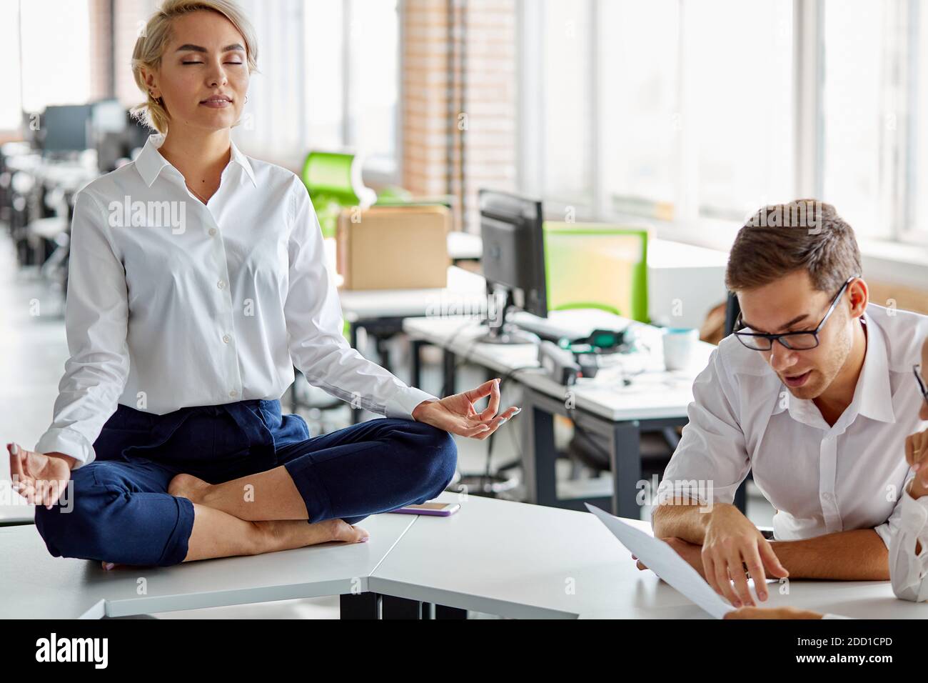 Pose table hi-res stock photography and images - Alamy