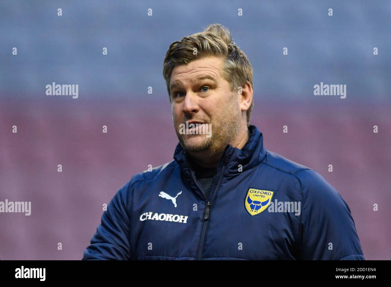 Karl Robinson manager of Oxford United leaves the pitch at half time ...
