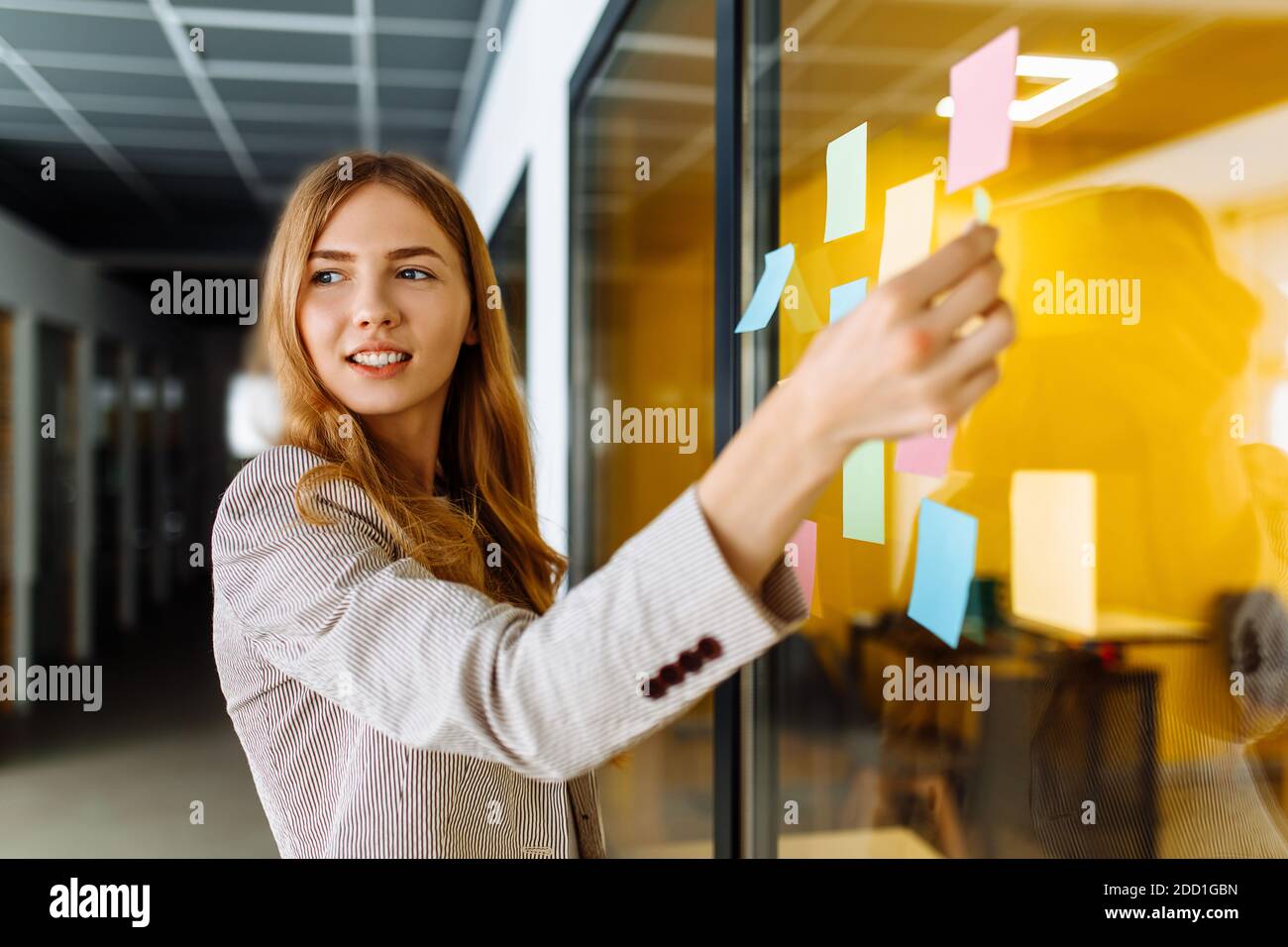businesswoman brainstorming with sticky notes at work in office Stock ...