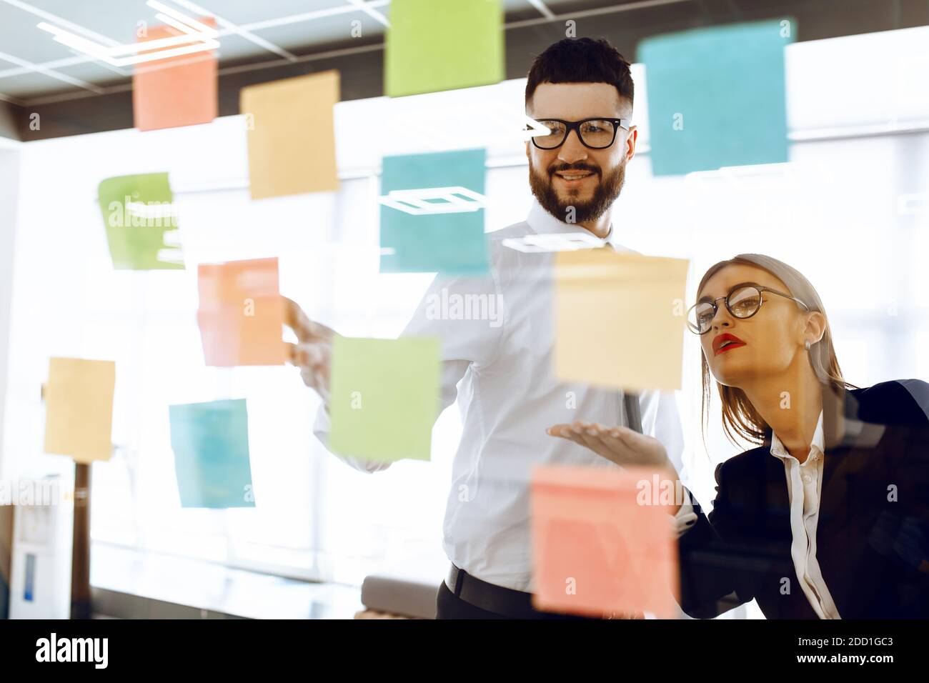 Talk consulting colleagues office hi-res stock photography and images ...