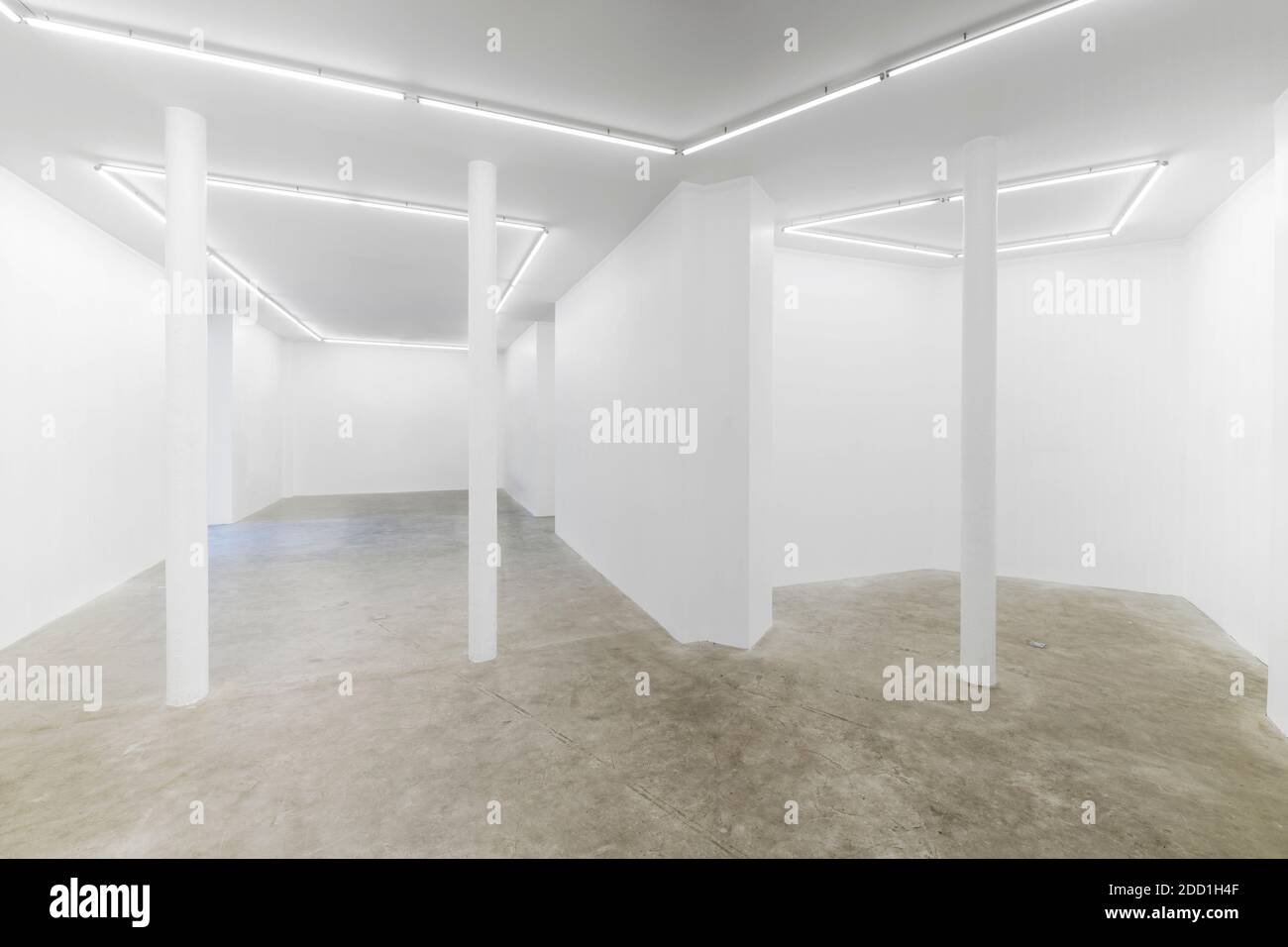 An interior view of an empty art gallery Stock Photo - Alamy