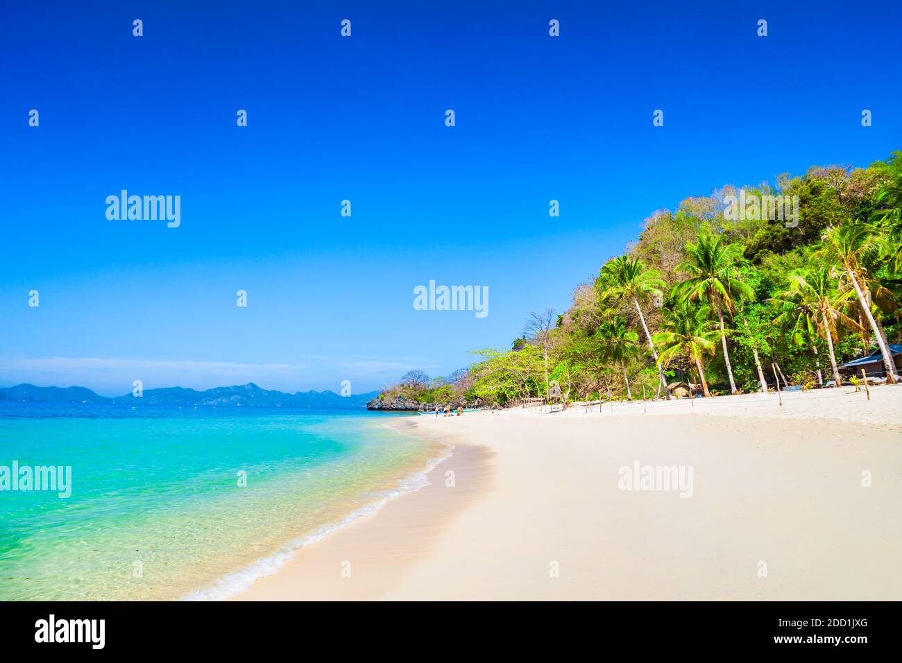 Beach with white sand, coconut palms and turquoise water in El Nido ...