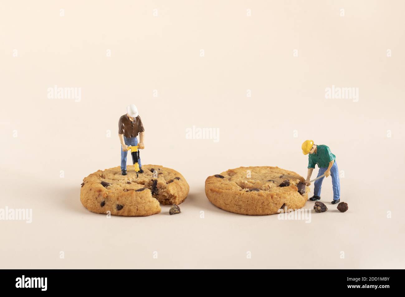 Miniature people worker figures hi-res stock photography and images - Alamy