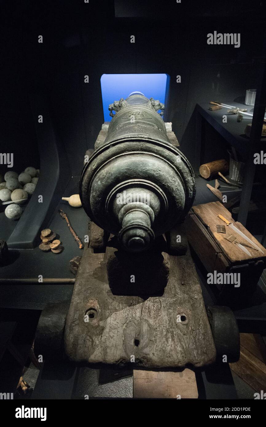 Ship cannon ball hi-res stock photography and images - Alamy