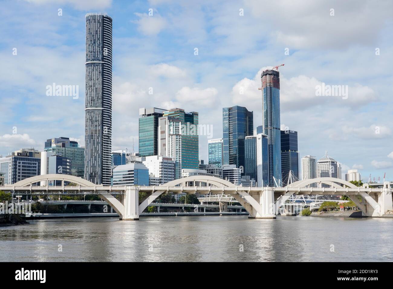 William Jolly Bridge over the Brisbane River, with city skyline in ...
