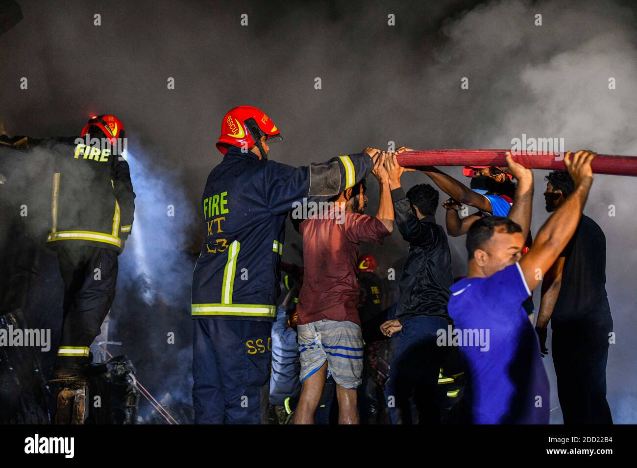 Dhaka, Dhaka, Bangladesh. 24th Nov, 2020. Firefighters and local people ...