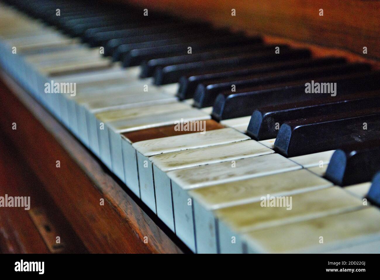 Old worn out piano close up of missing keys Stock Photo - Alamy