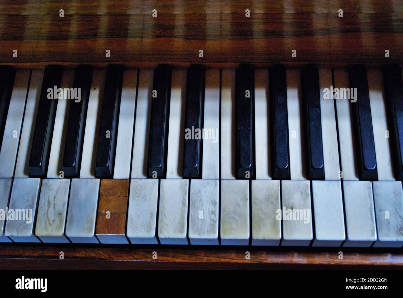 Old worn out piano close up of missing keys Stock Photo - Alamy