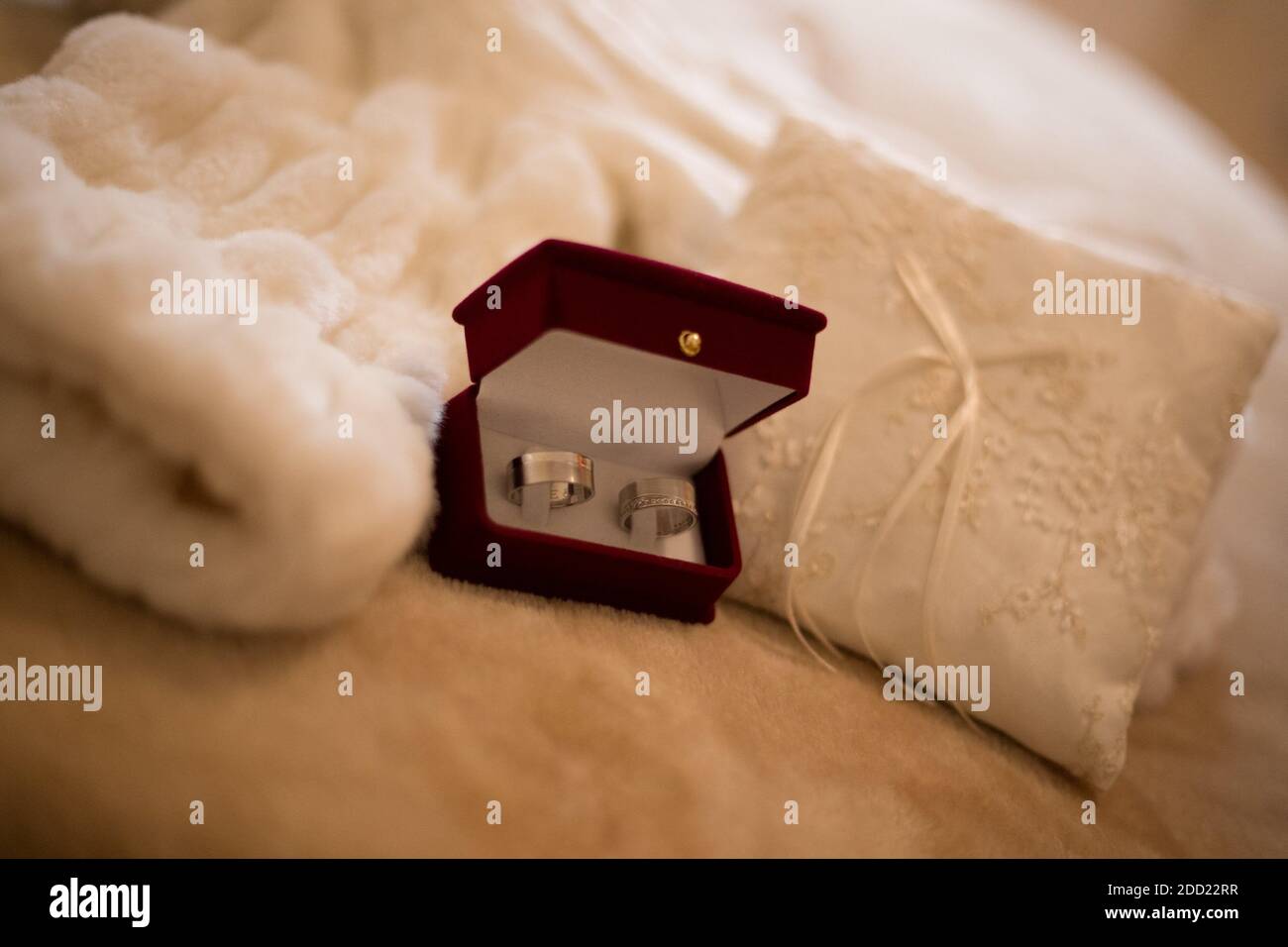 Wedding rings in pearl hi-res stock photography and images - Alamy