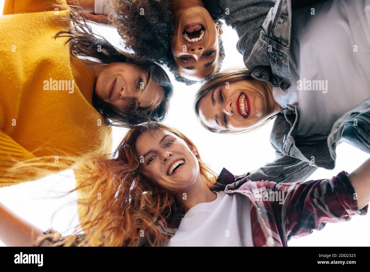 Girls in huddle looking at camera hi-res stock photography and images ...