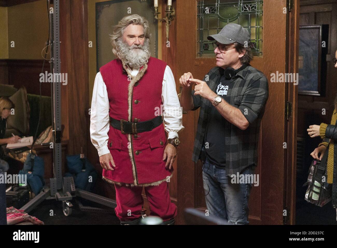 THE CHRISTMAS CHRONICLES 2, from left: Kurt Russell, director Chris ...