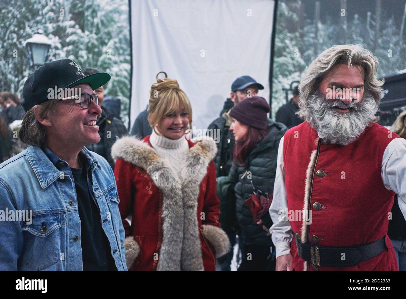 THE CHRISTMAS CHRONICLES 2, from left: director Chris Columbus, Goldie ...