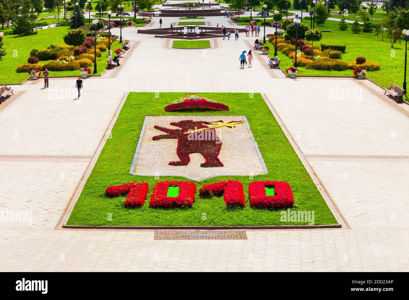 YAROSLAVL, RUSSIA - AUGUST 05, 2020: Bear sculpture in Strelka public ...