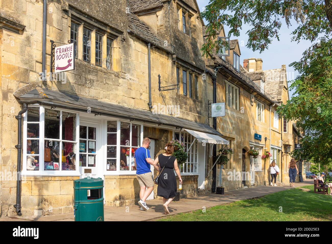 Chipping campden town centre cotswolds hi-res stock photography and ...
