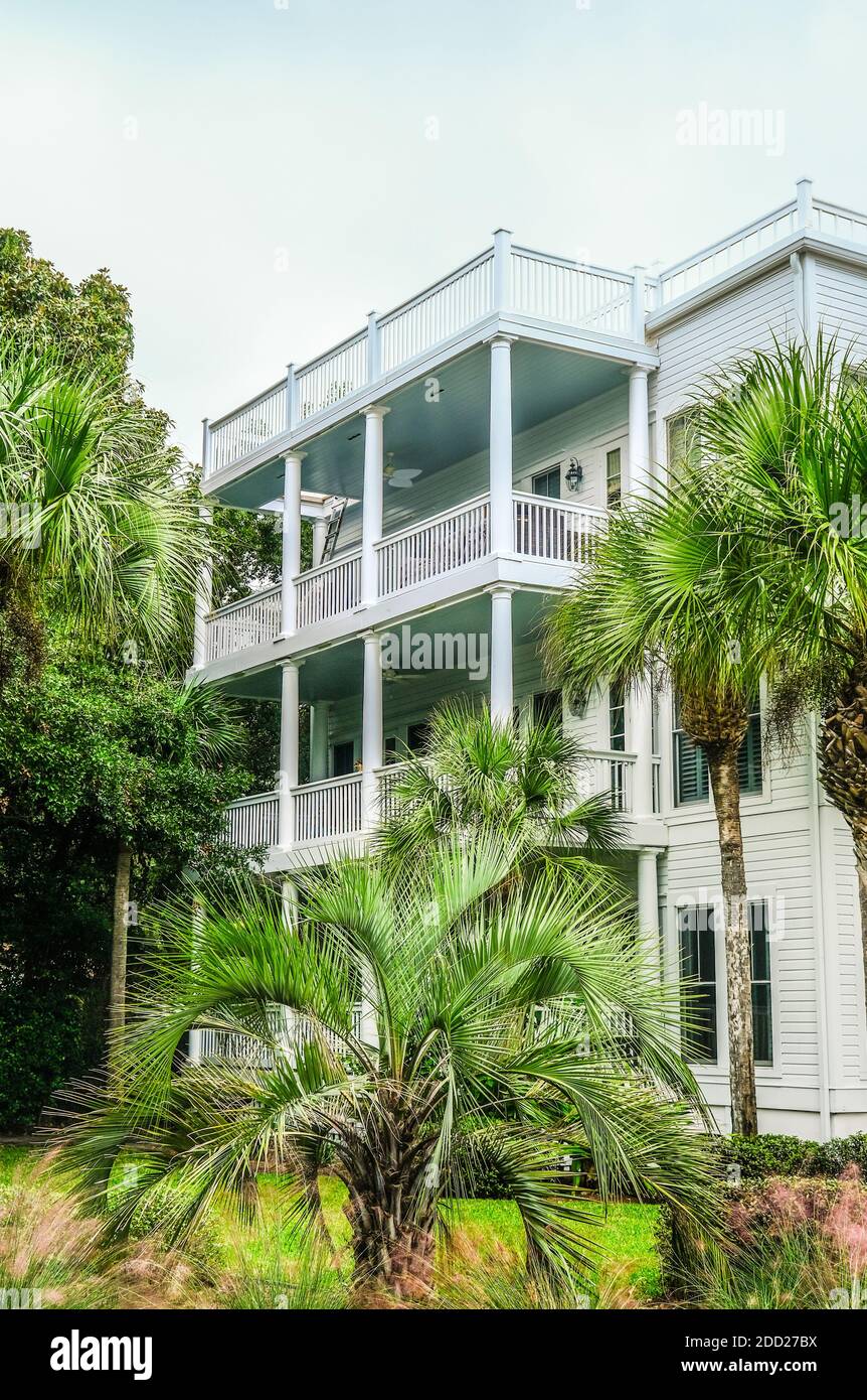House with veranda hi-res stock photography and images - Alamy