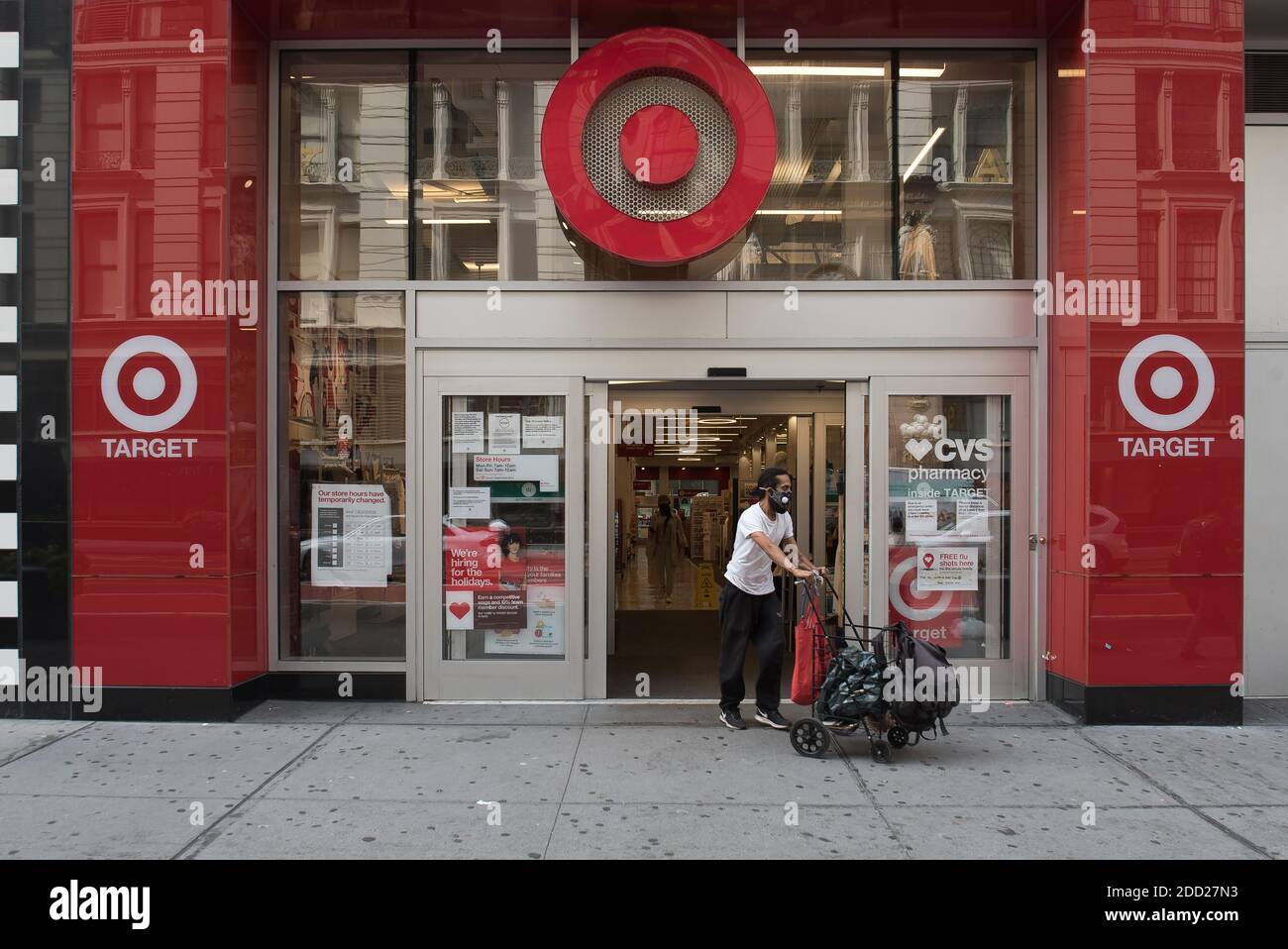 Man shopping target store hi-res stock photography and images - Alamy