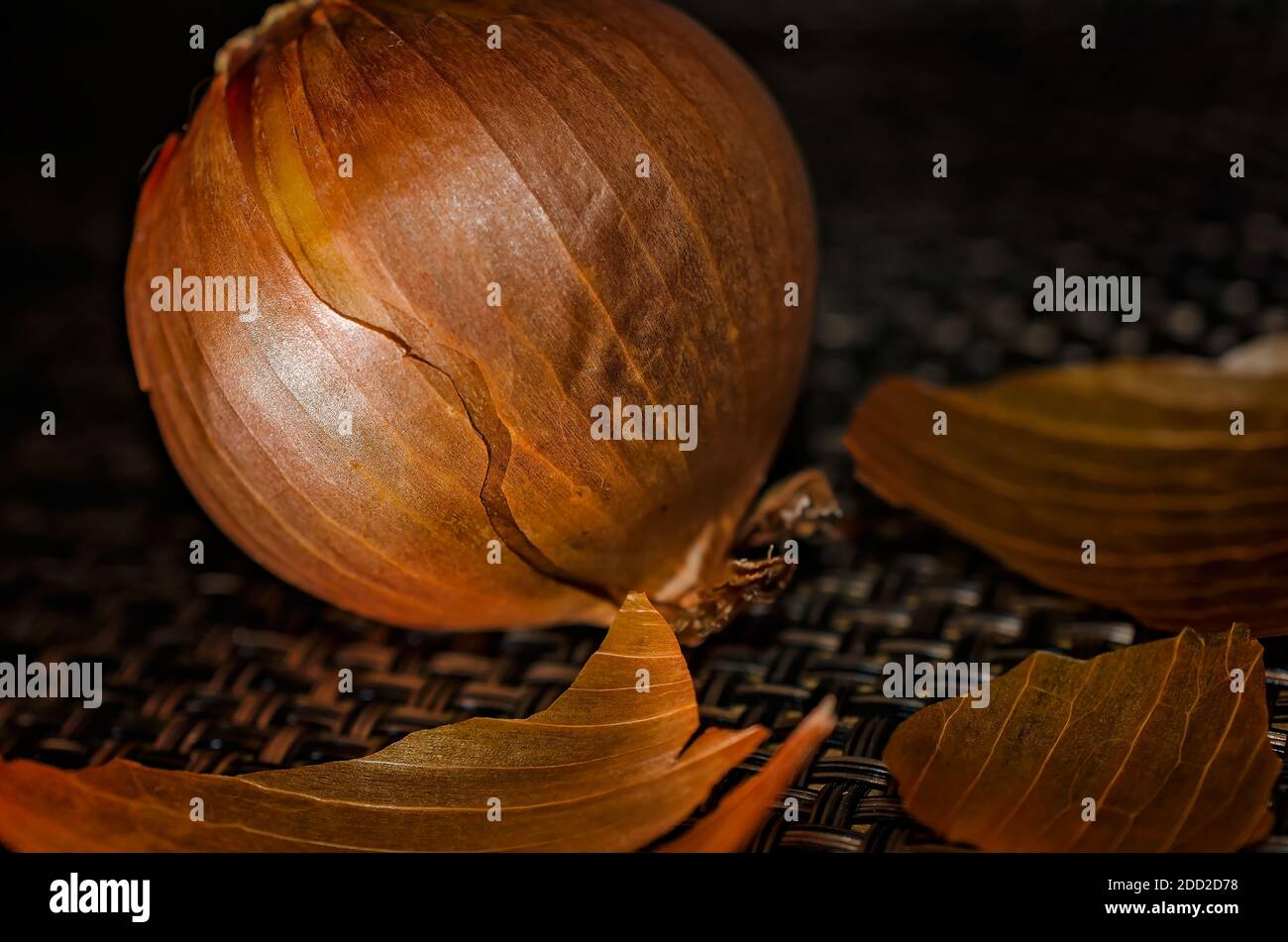 Red onion skin hi-res stock photography and images - Alamy