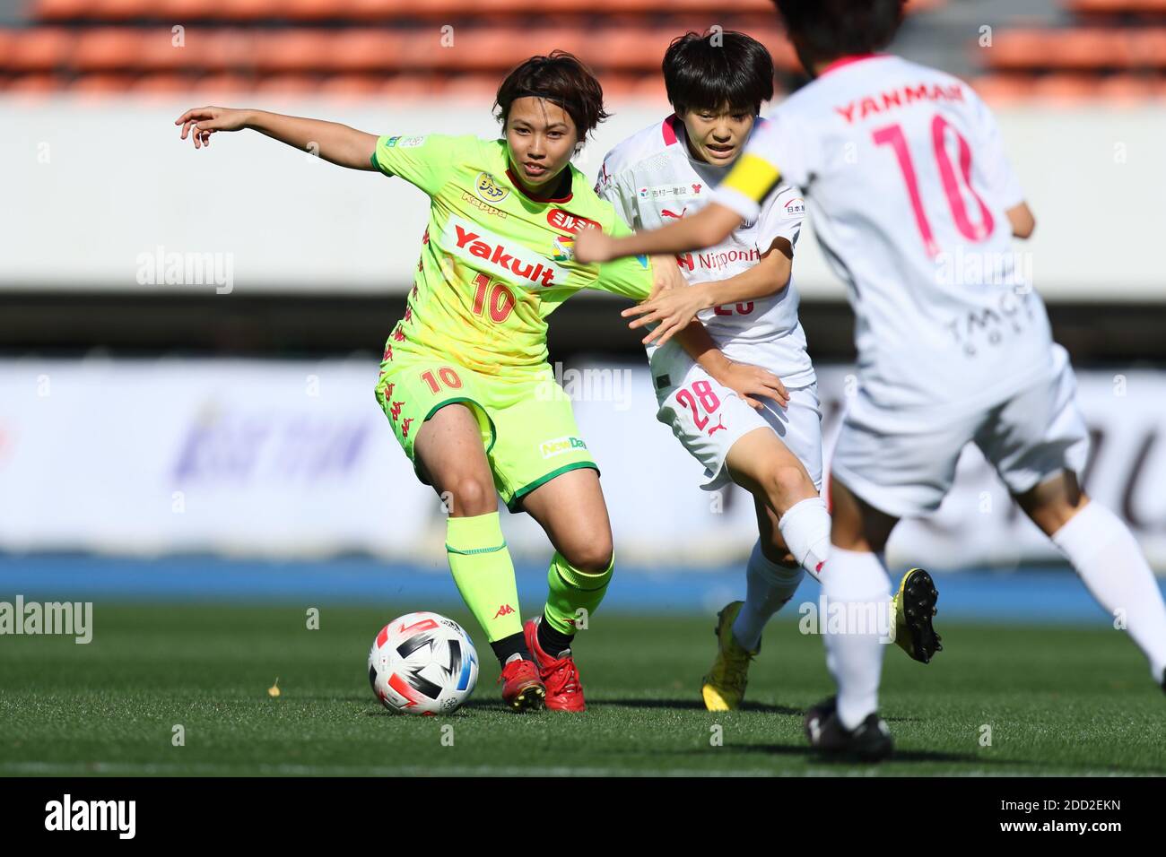 Komazawa Olympic Park Stadium, Tokyo, Japan. 21st Nov, 2020. (L-R) Miho Kamogawa (JEF Ladies ...