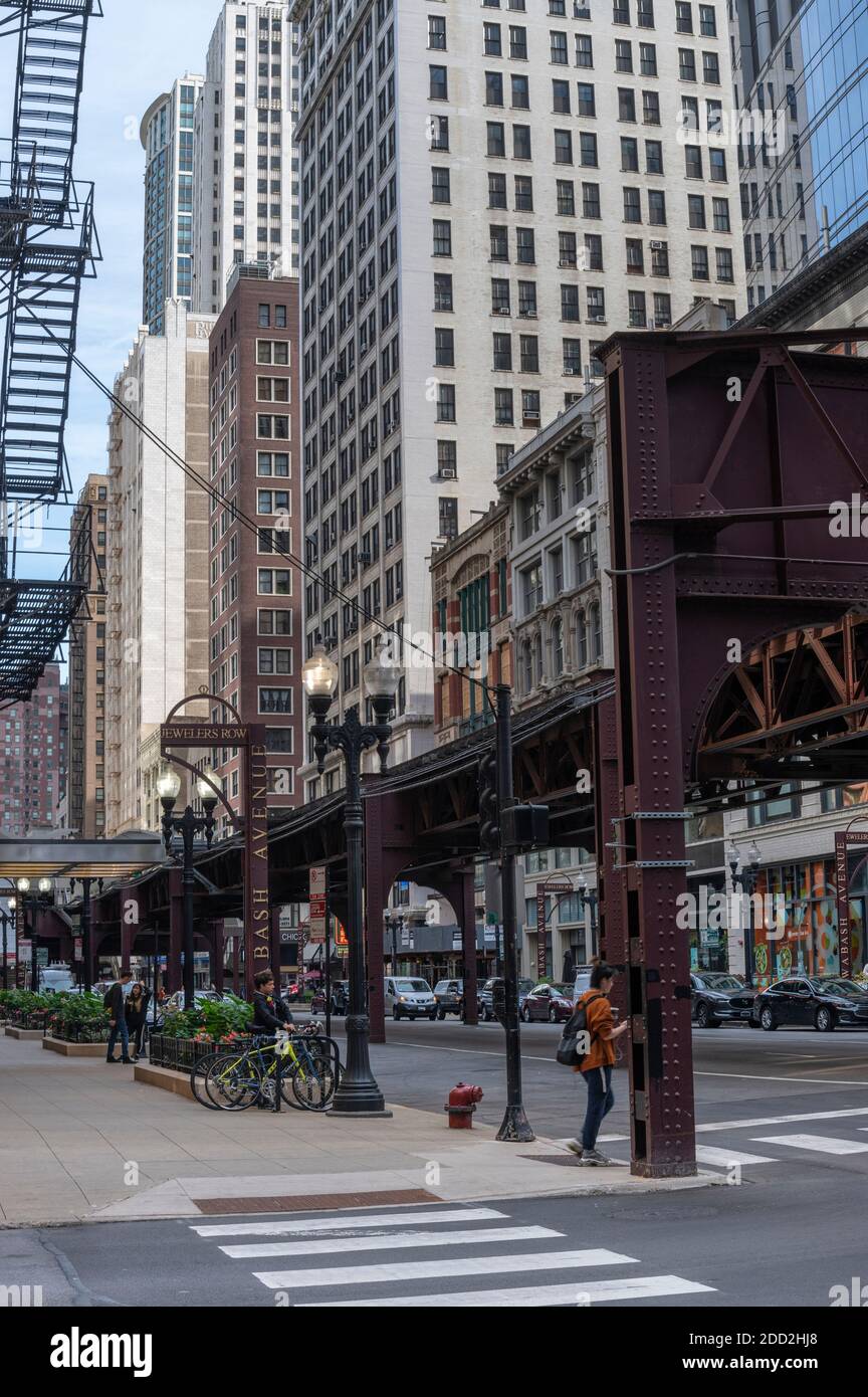 elevated L train tracks in Chicago Stock Photo - Alamy