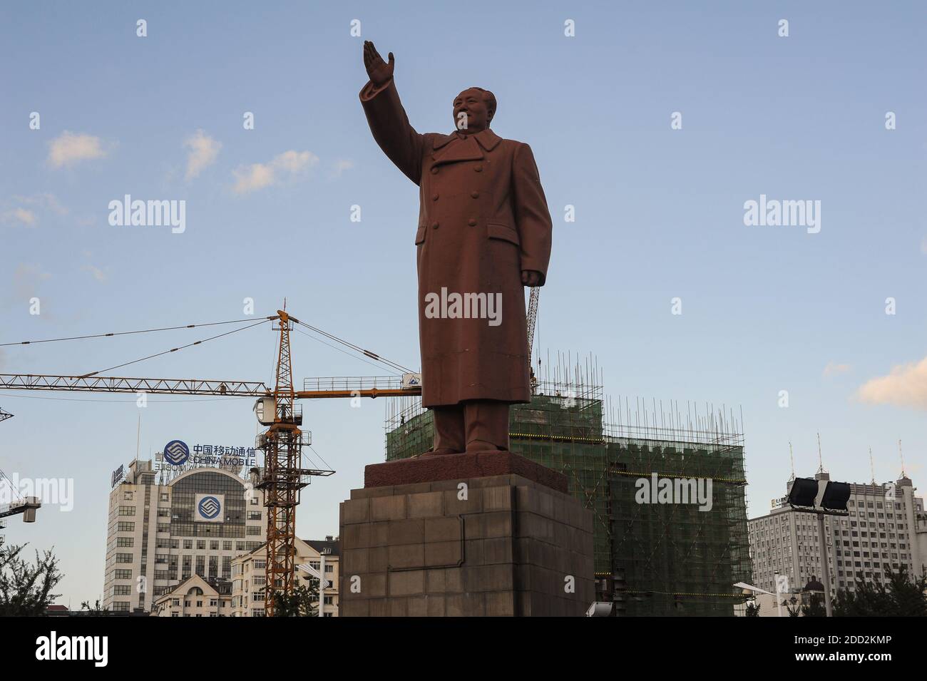 Dandong statue hi-res stock photography and images - Alamy