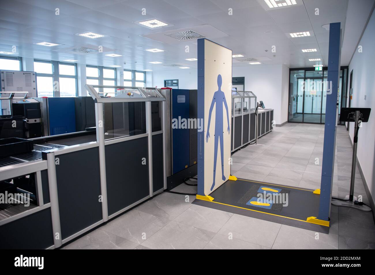 Security screening station hi-res stock photography and images - Alamy