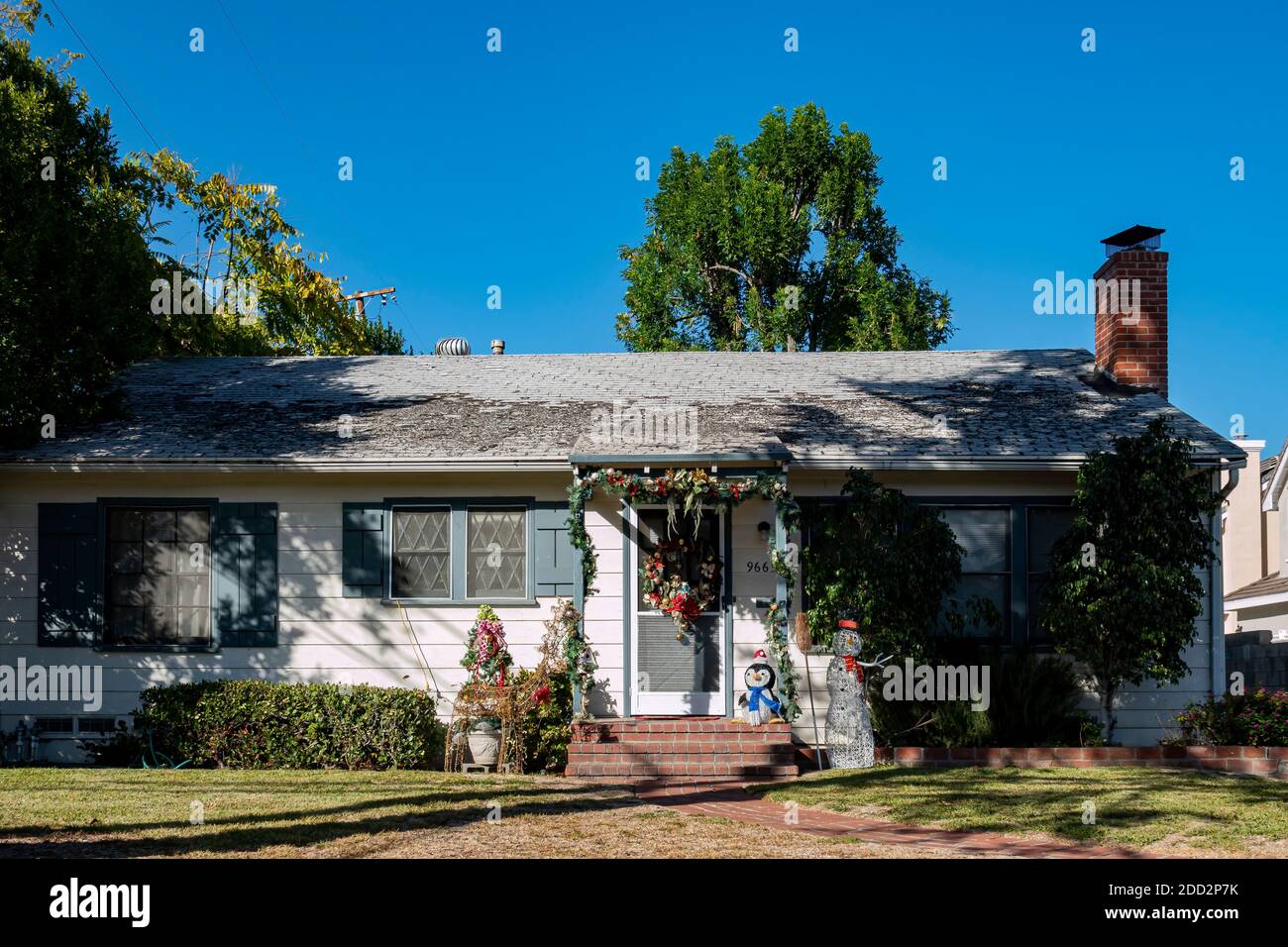 Beautiful christmas decoration of a house at Temple City, Los Angeles ...