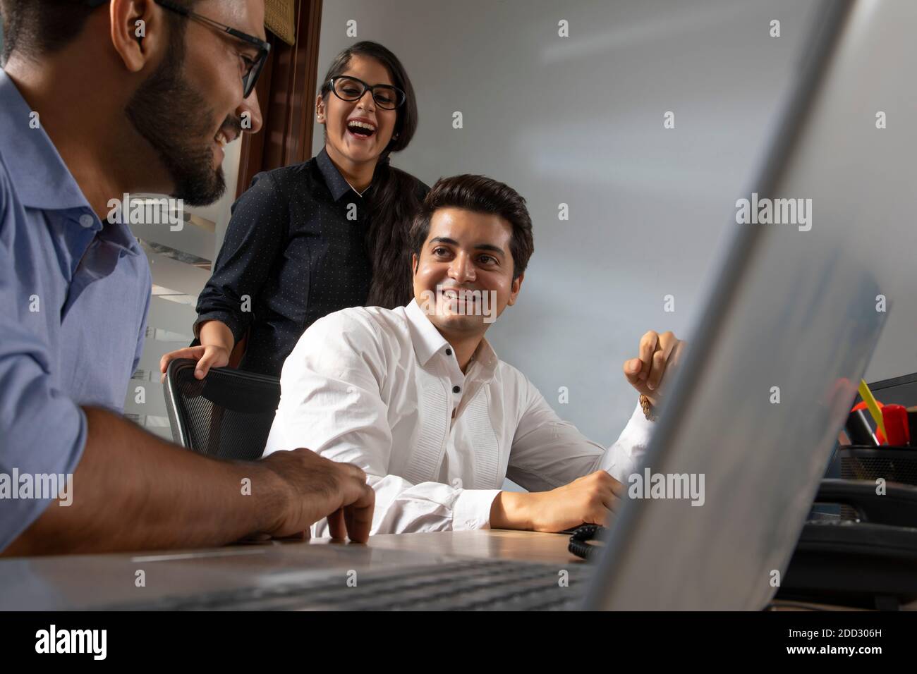 OFFICE COLLEAGUES HAPPILY WORKING TOGETHER IN OFFICE Stock Photo - Alamy