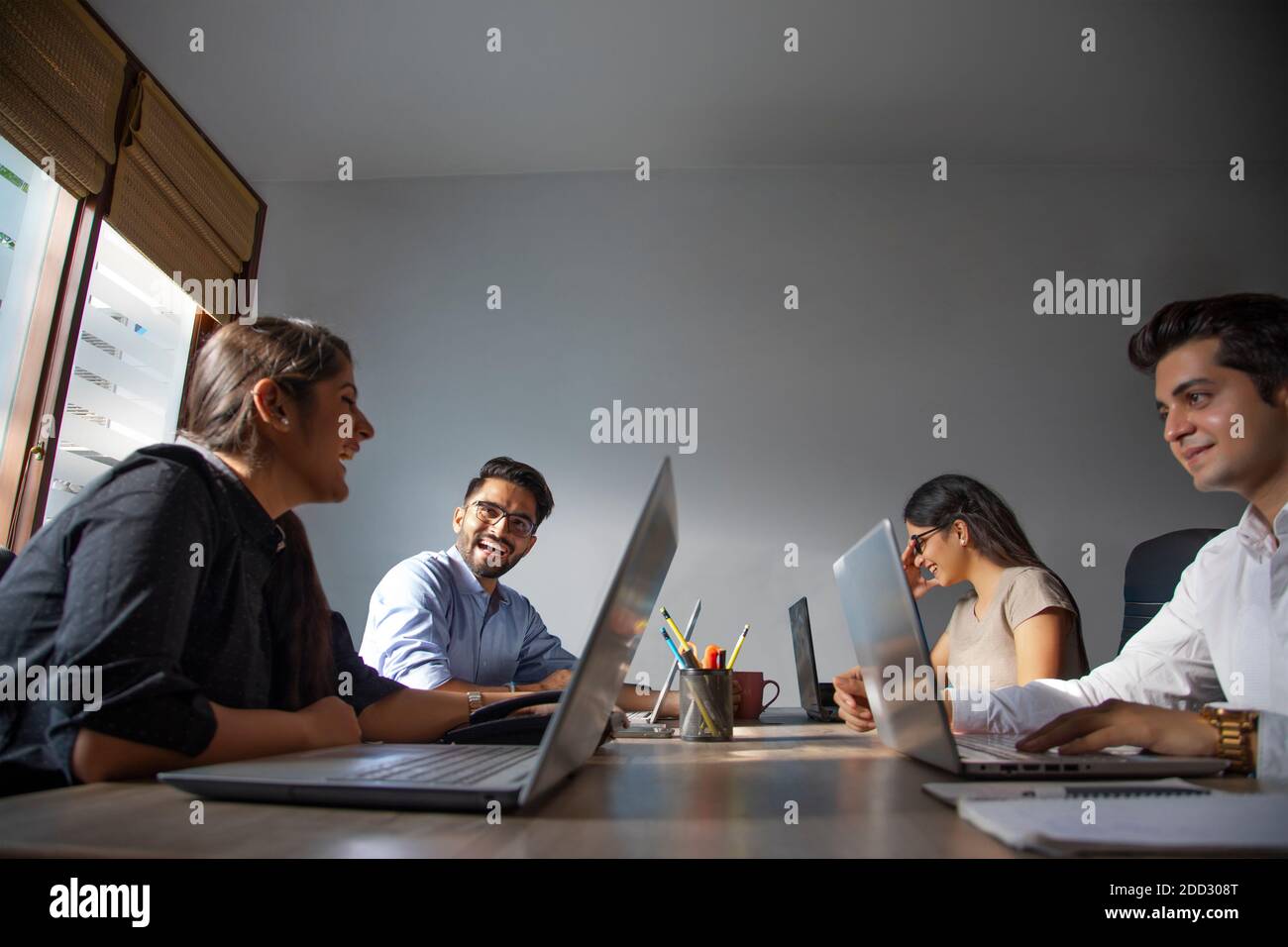 A GROUP OF OFFICE EXECUTIVES HAPPILY WORKING TOGETHER Stock Photo - Alamy