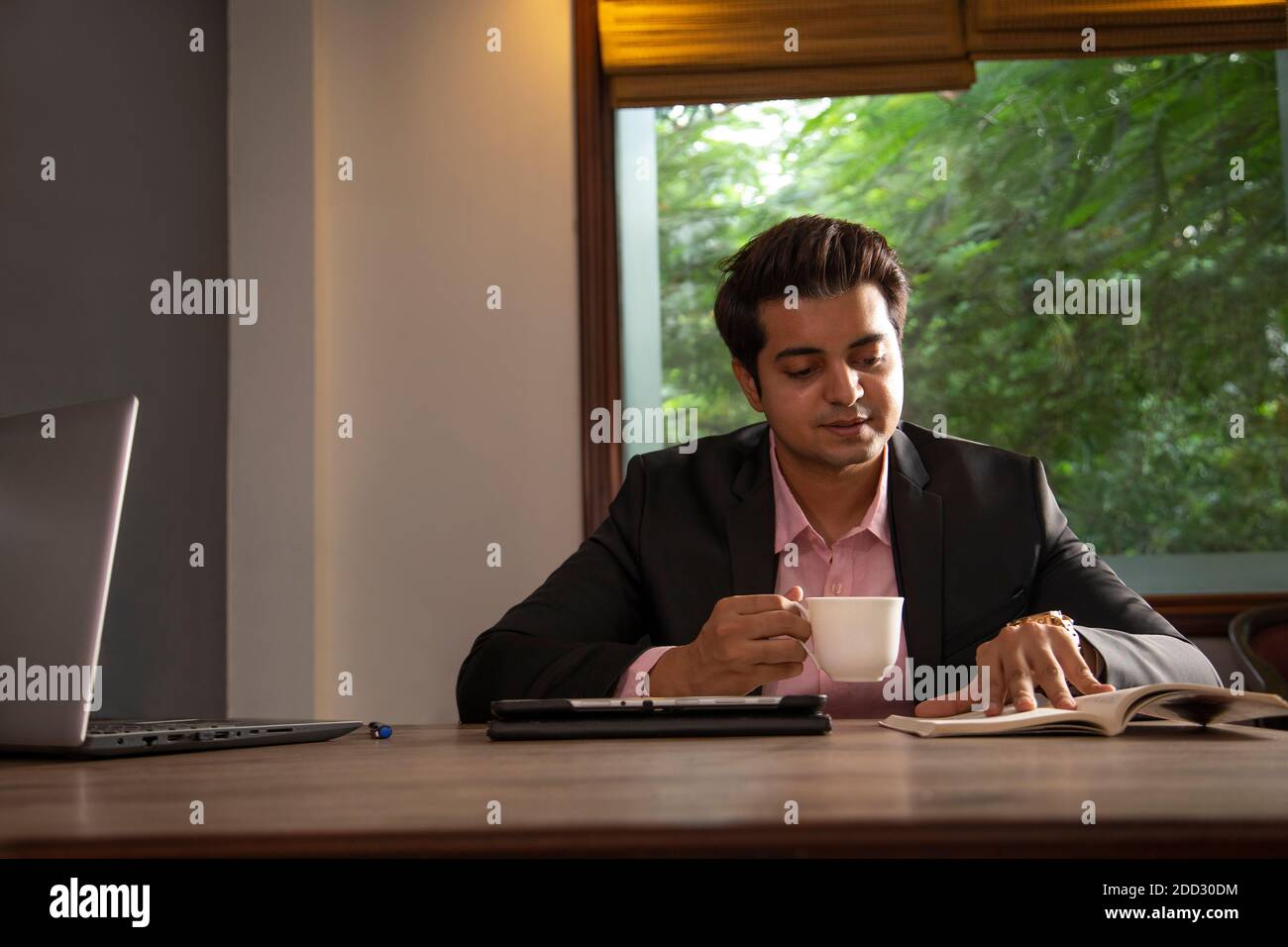 Office break reading book hi-res stock photography and images - Alamy