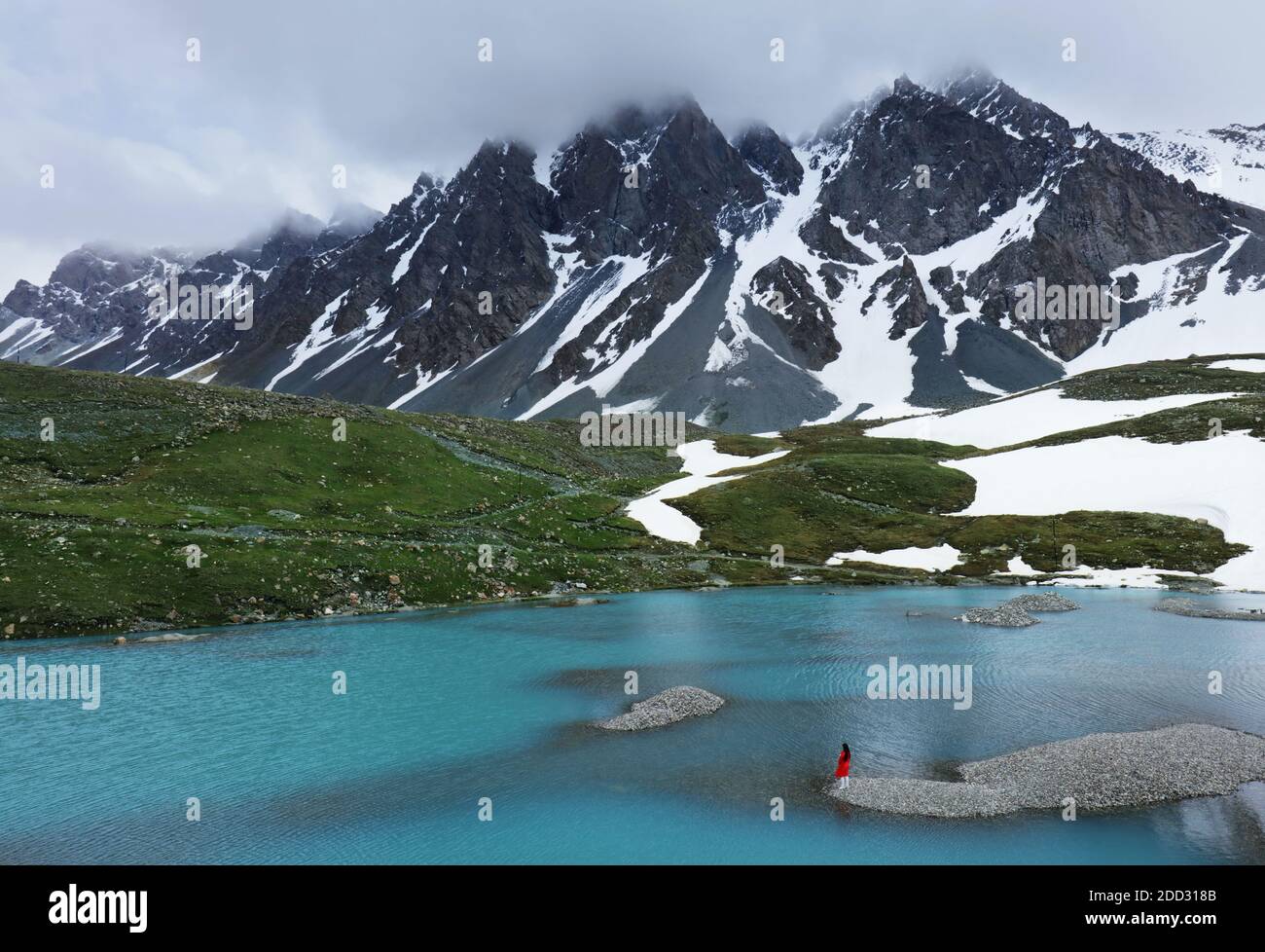 Snow mountains lakes hi-res stock photography and images - Alamy