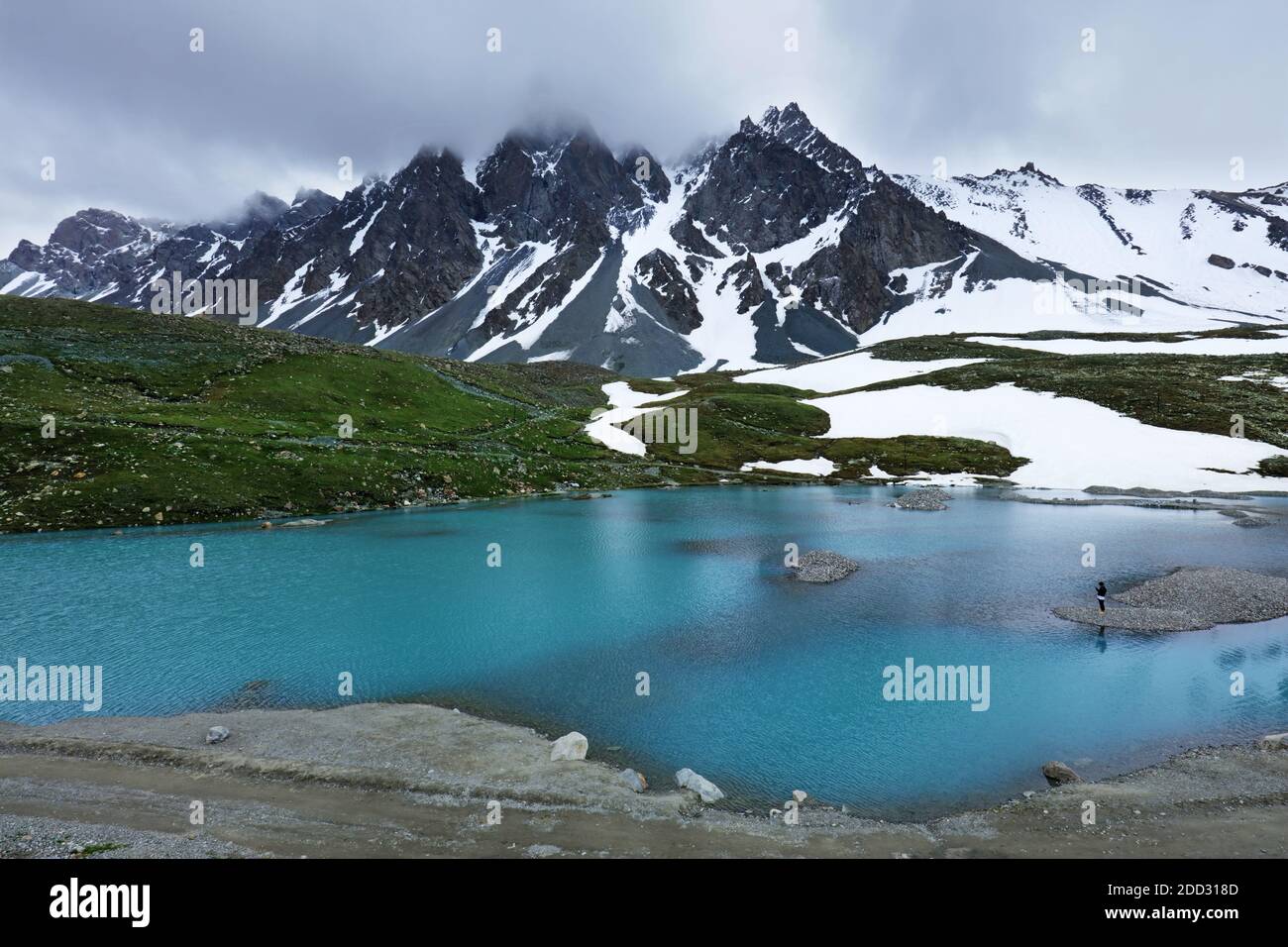 Snow mountains lakes hi-res stock photography and images - Alamy
