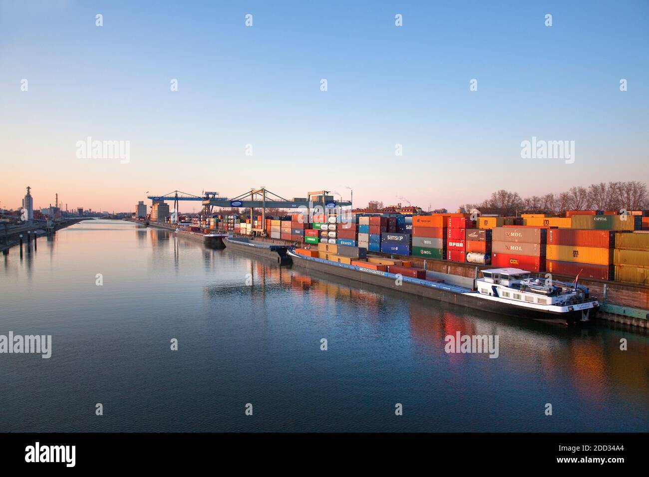 Smart shipping ports hi-res stock photography and images - Alamy
