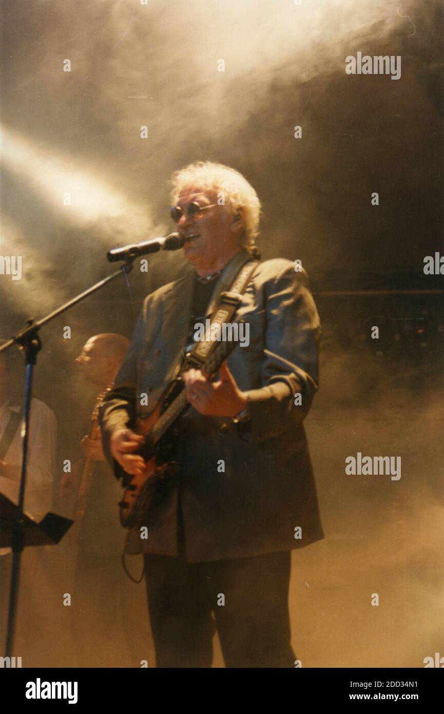 1990s singer performing hi-res stock photography and images - Alamy
