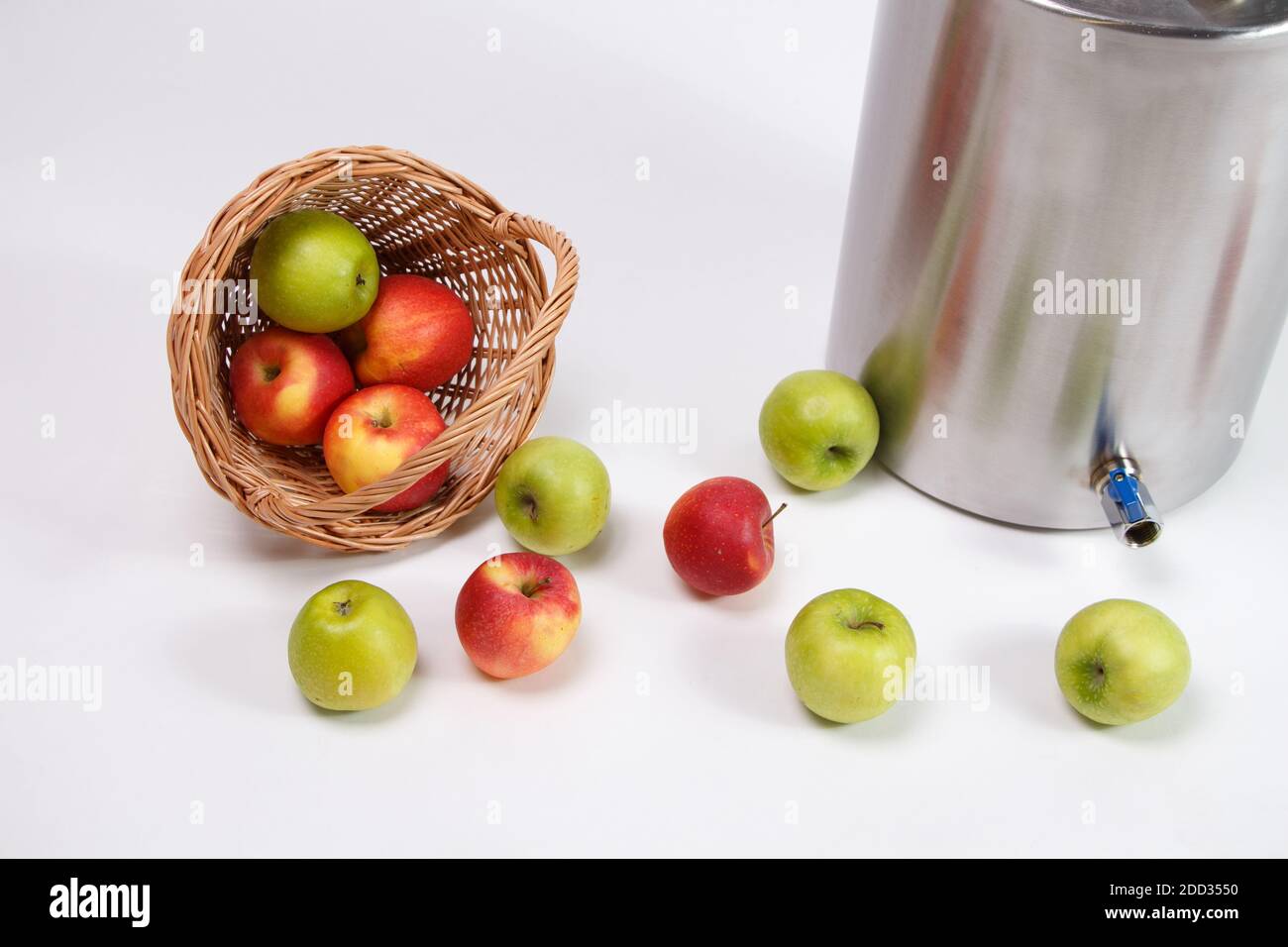 White pouring apples hi-res stock photography and images - Alamy