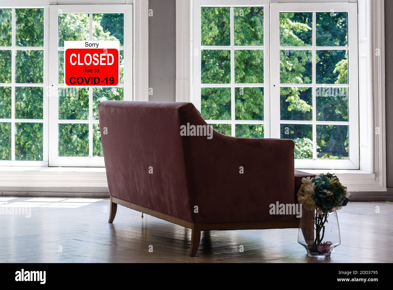 Business center closed due to COVID-19, sign with sorry in door window ...