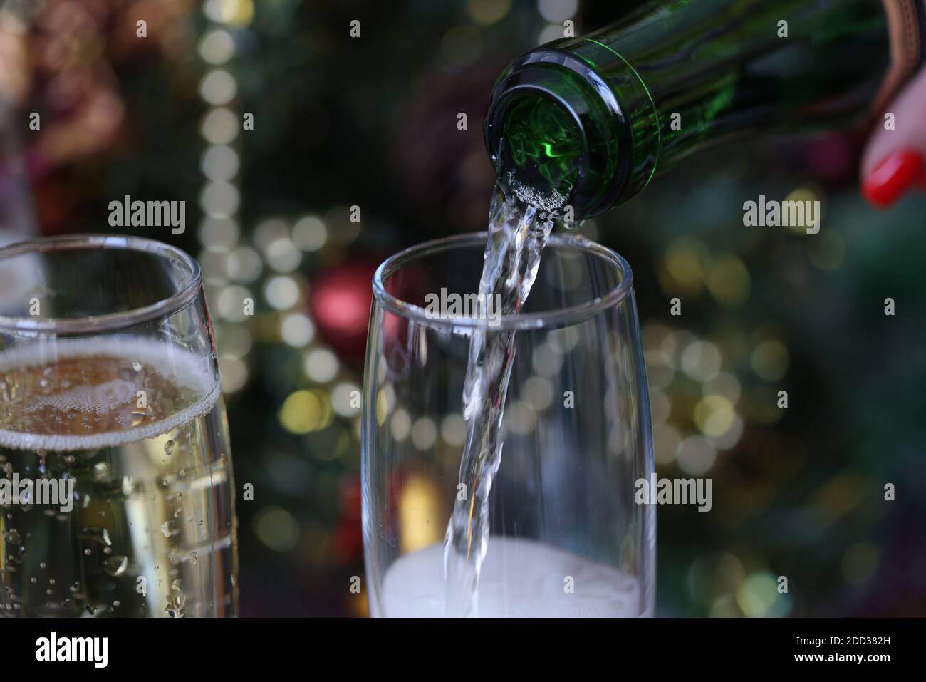 Hand pouring champagne hi-res stock photography and images - Alamy