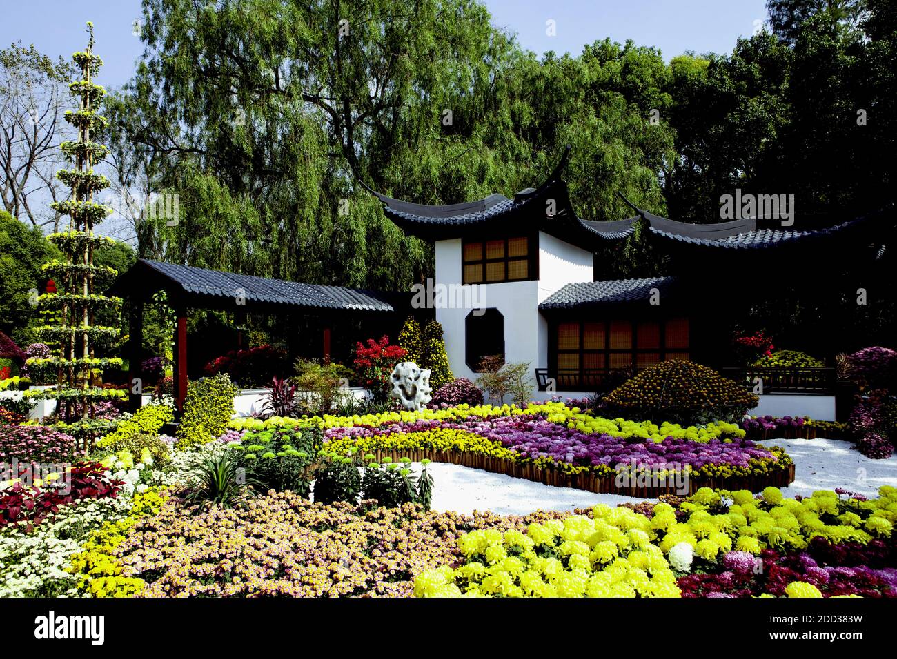 Courtyard decoration hi-res stock photography and images - Alamy