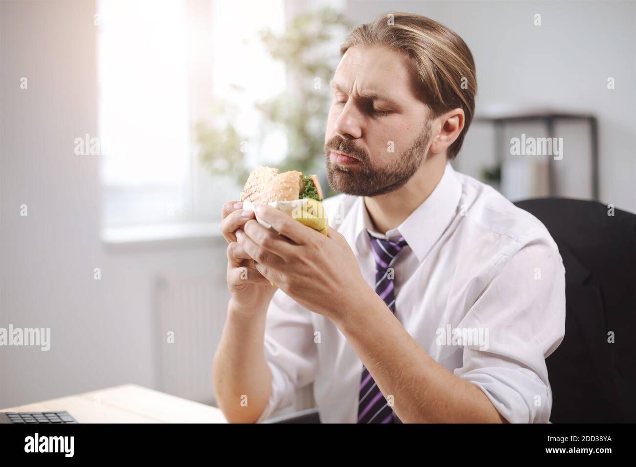 Office unhealthy eating hi-res stock photography and images - Alamy