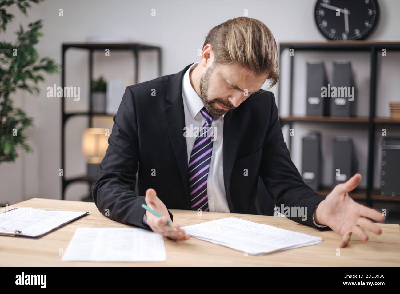 Confused manager hi-res stock photography and images - Alamy