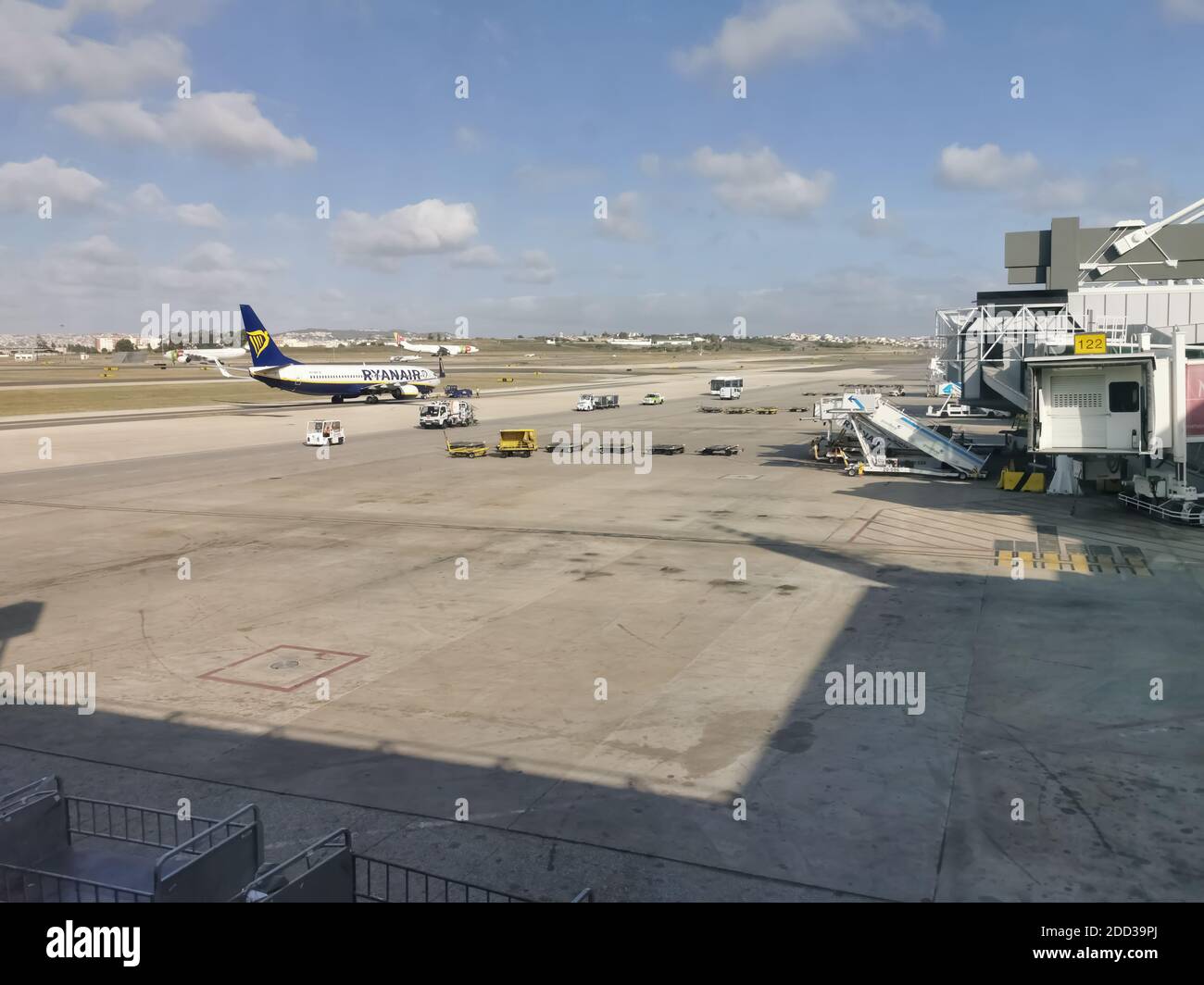 Jet bridge ryanair hi-res stock photography and images - Alamy