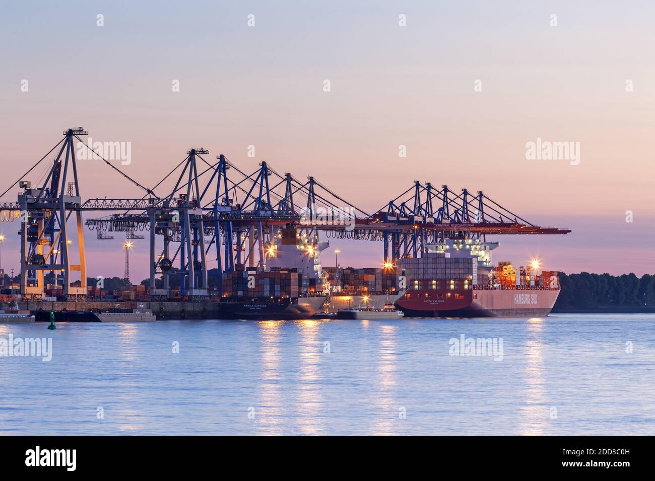 Container loading at the burchardkai terminal hi-res stock photography ...